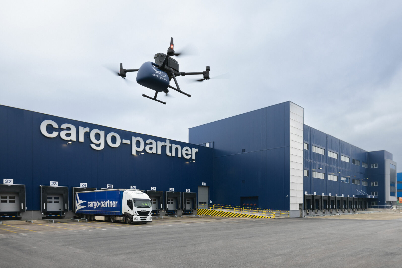 Podjetje Cargo-partner na slovesnem odprtju novega objekta z dronom ...